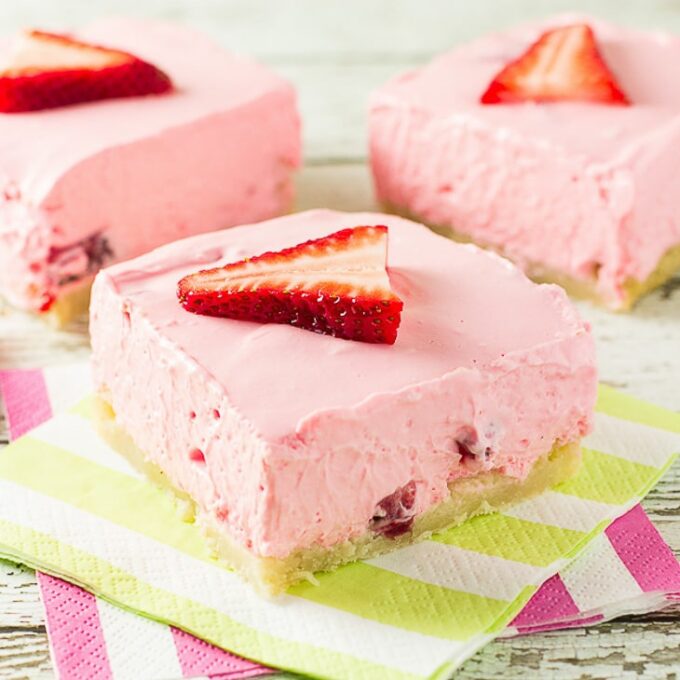 Strawberry Cheesecake Bars – Deliciously Sprinkled